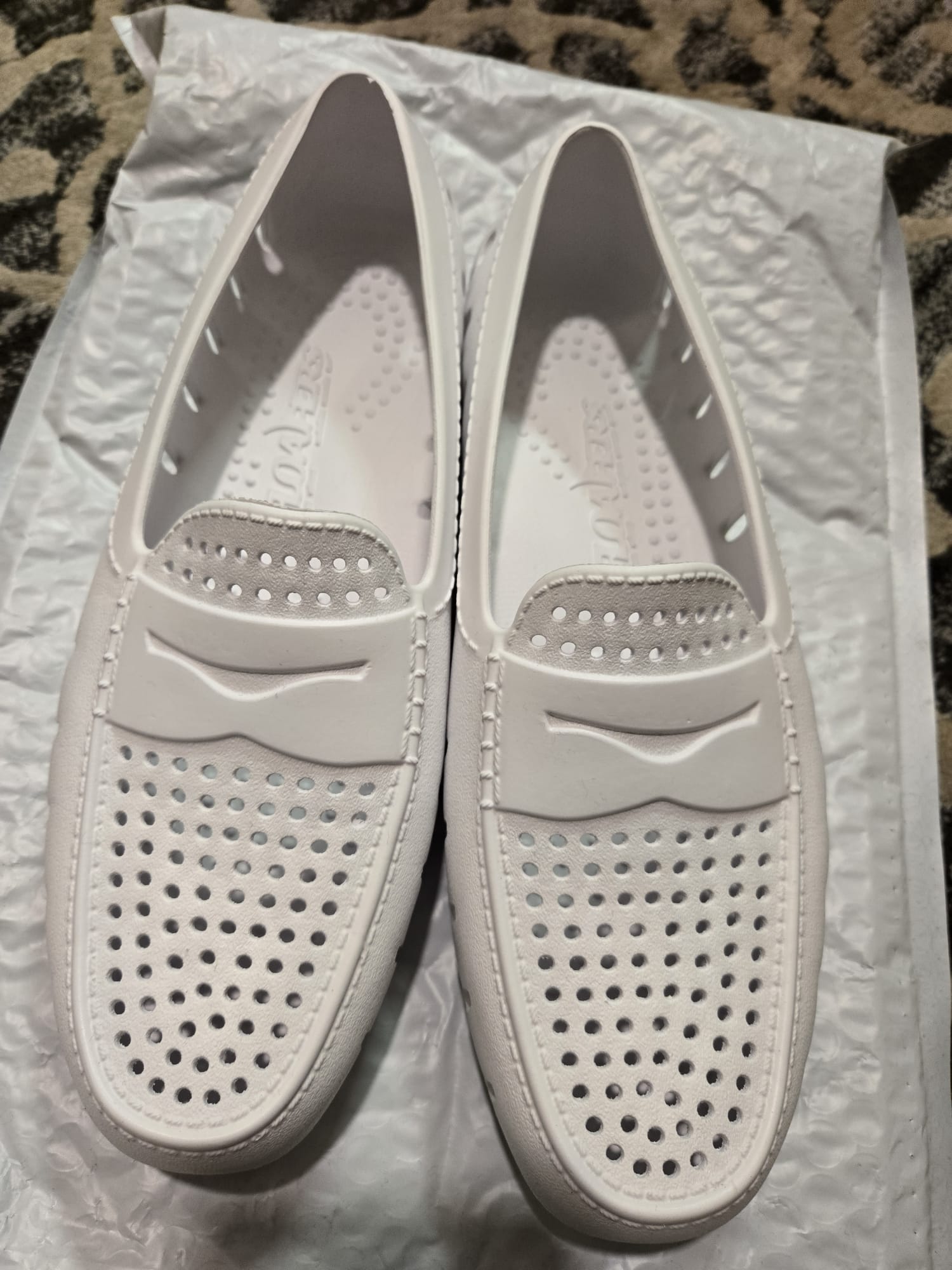 White Floafers – Modest Resell
